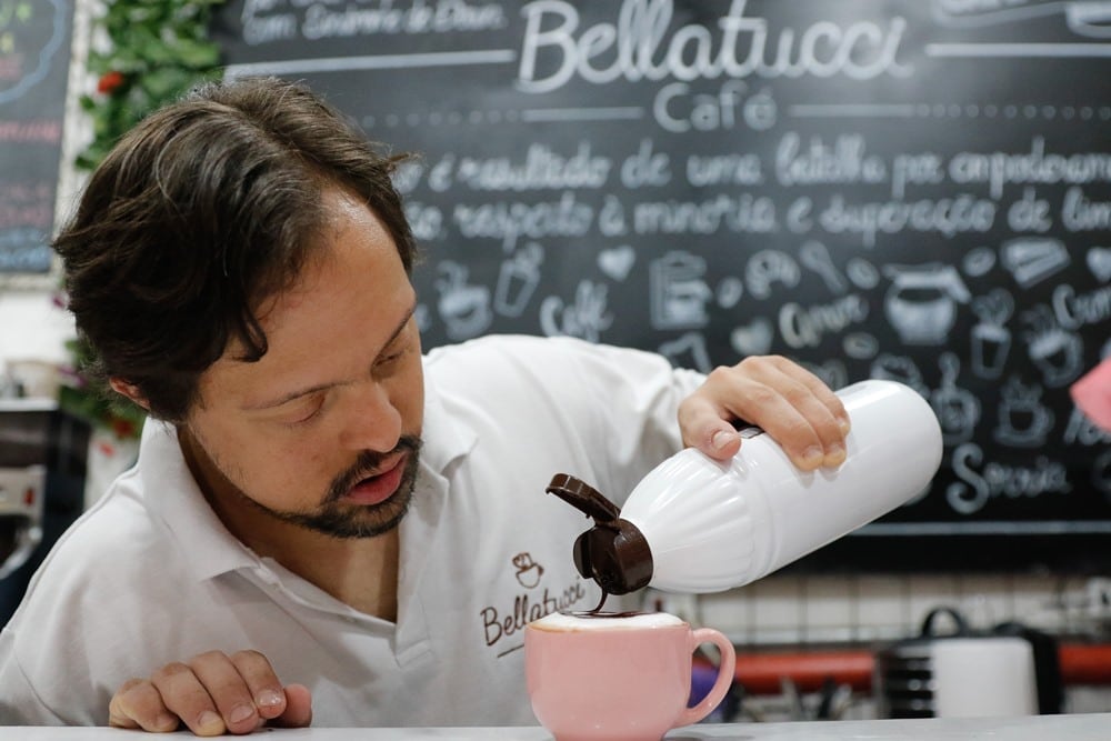 Cafeteria em São Paulo é comandada por pessoas com síndrome de Down
